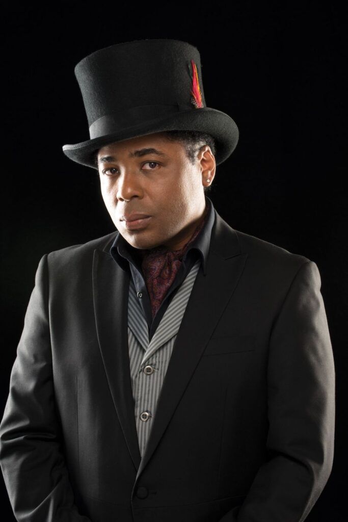 ¿Conoces a CHRIS THOMAS KING? Aprende todo sobre él aquí