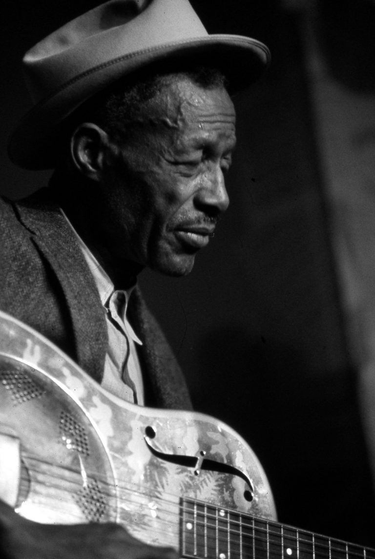 ¿Conoces a SKIP JAMES? Aprende todo sobre él aquí