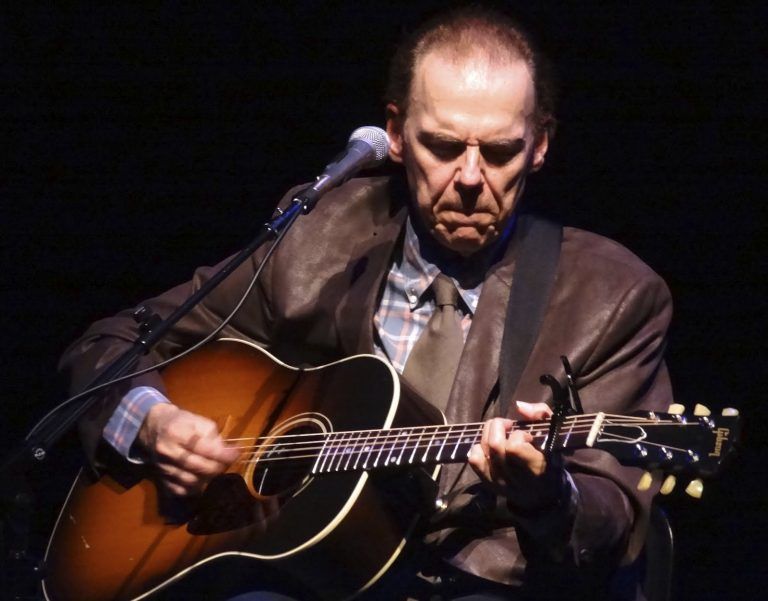 Descubre todo sobre JOHN HIATT y su exitosa carrera musical