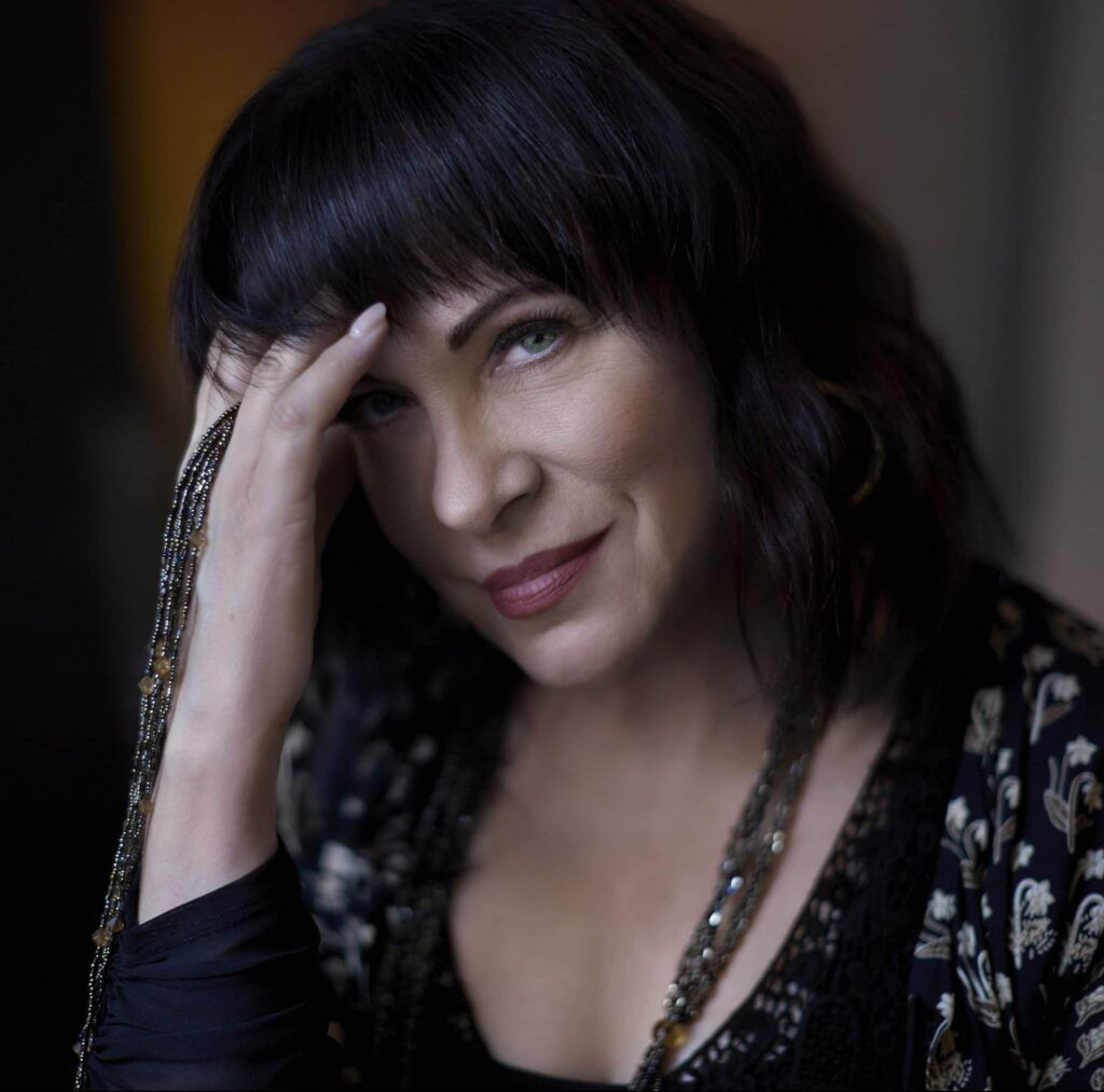 Descubre todo sobre la cantante JANIVA MAGNESS